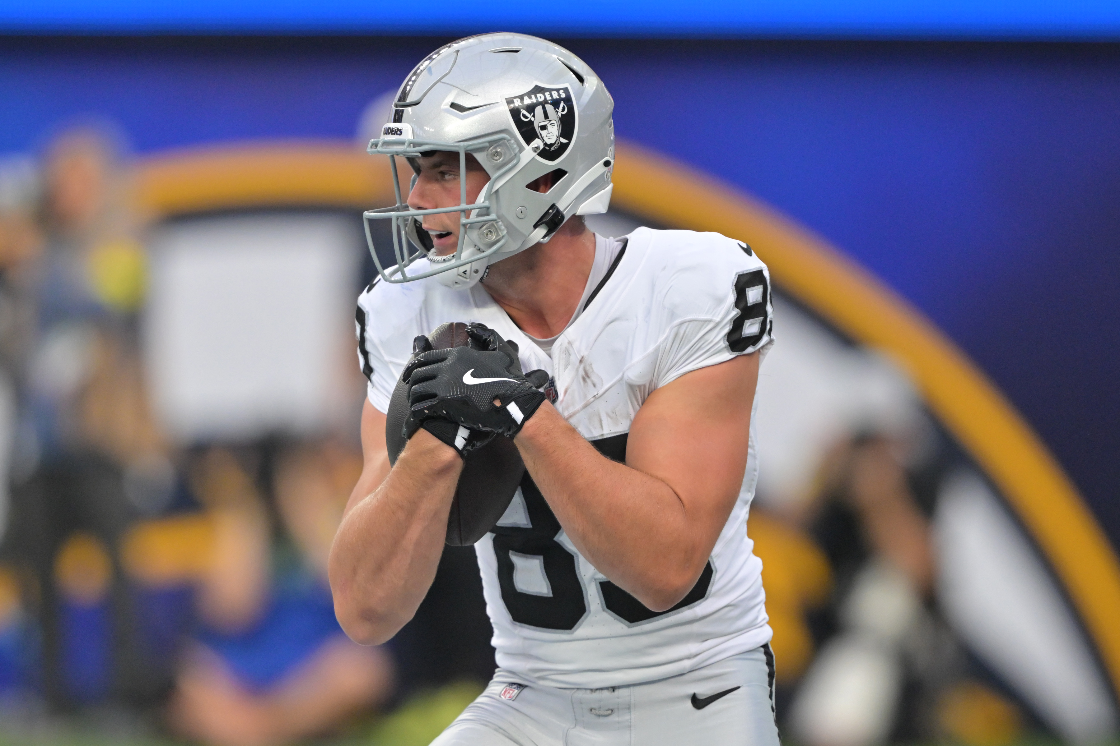 Round 3 of Brock Bowers-Pat Surtain heavyweight battle in Las Vegas ...