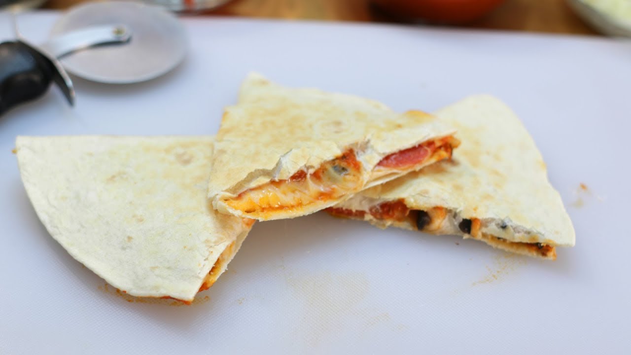 How to make a pizza quesadilla | Easy homemade pizza quesadilla recipe