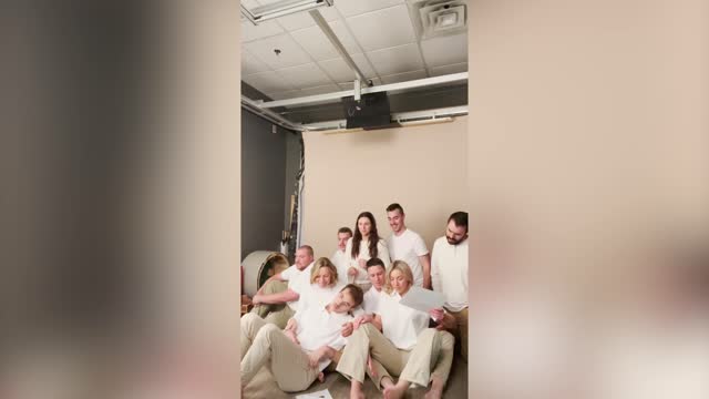 Nine Siblings Secretly Recreate Cheesy Family Photos From 19 Years Ago ...
