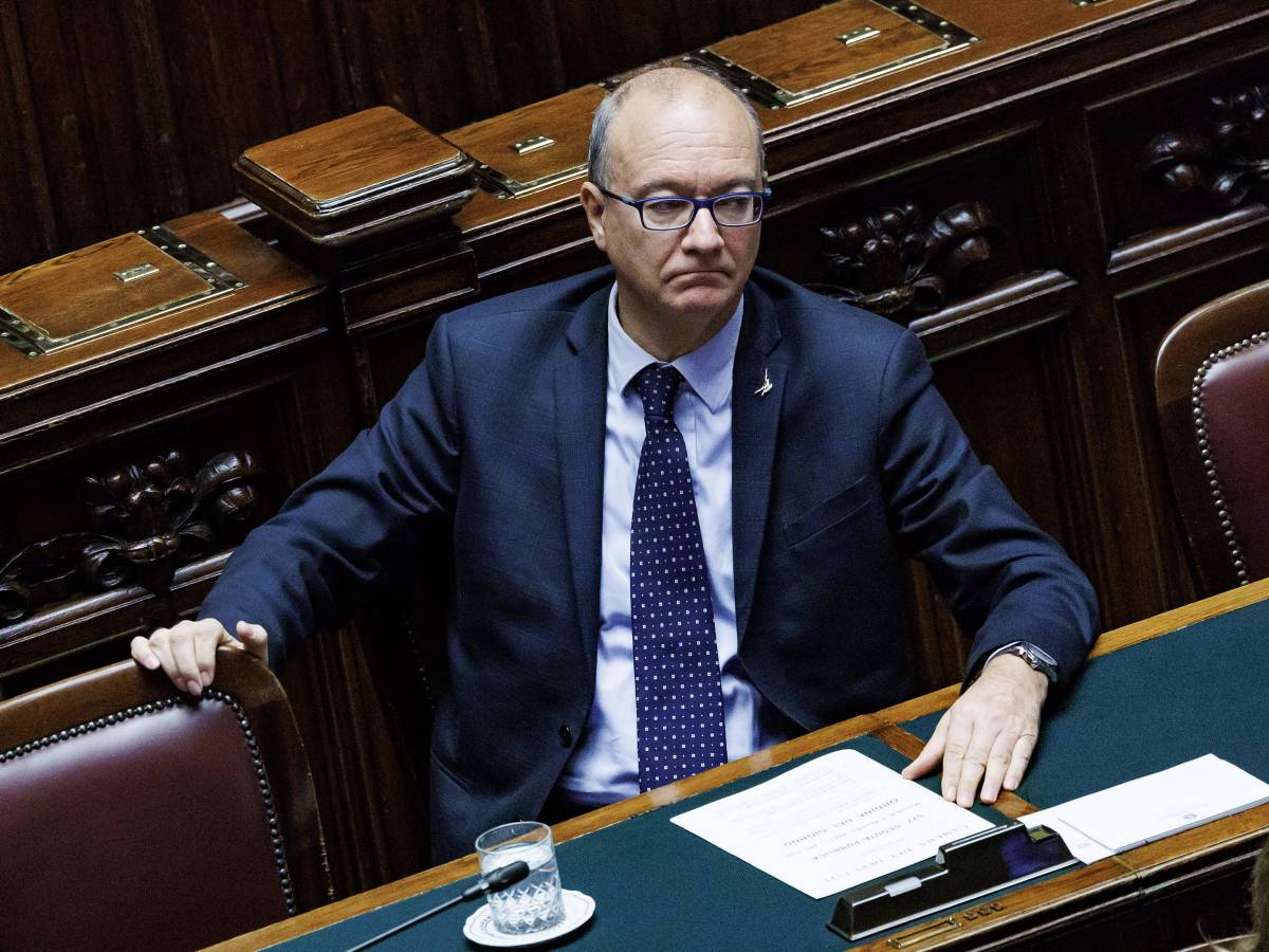 Valditara: "Metal detector nelle scuole più a rischio"