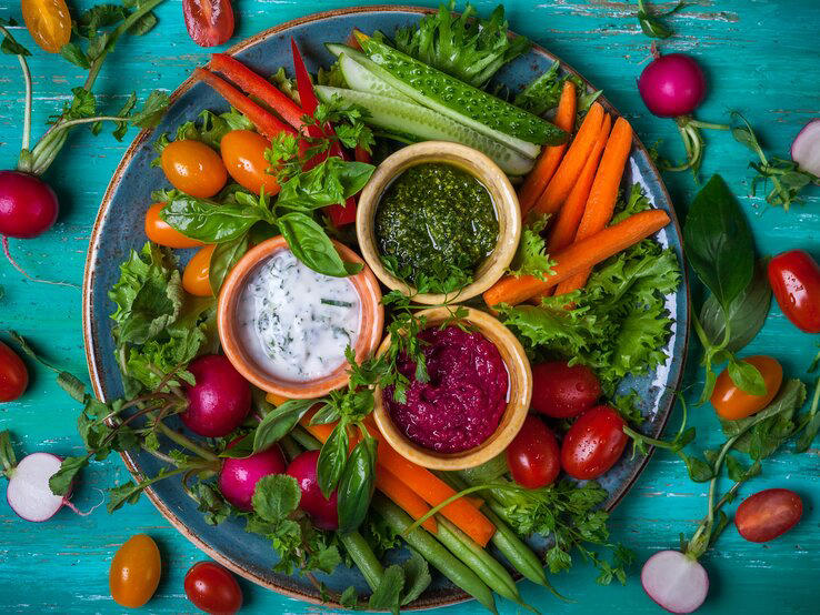 Salat am Abend: Wirklich ungesund? Oder völlig okay?