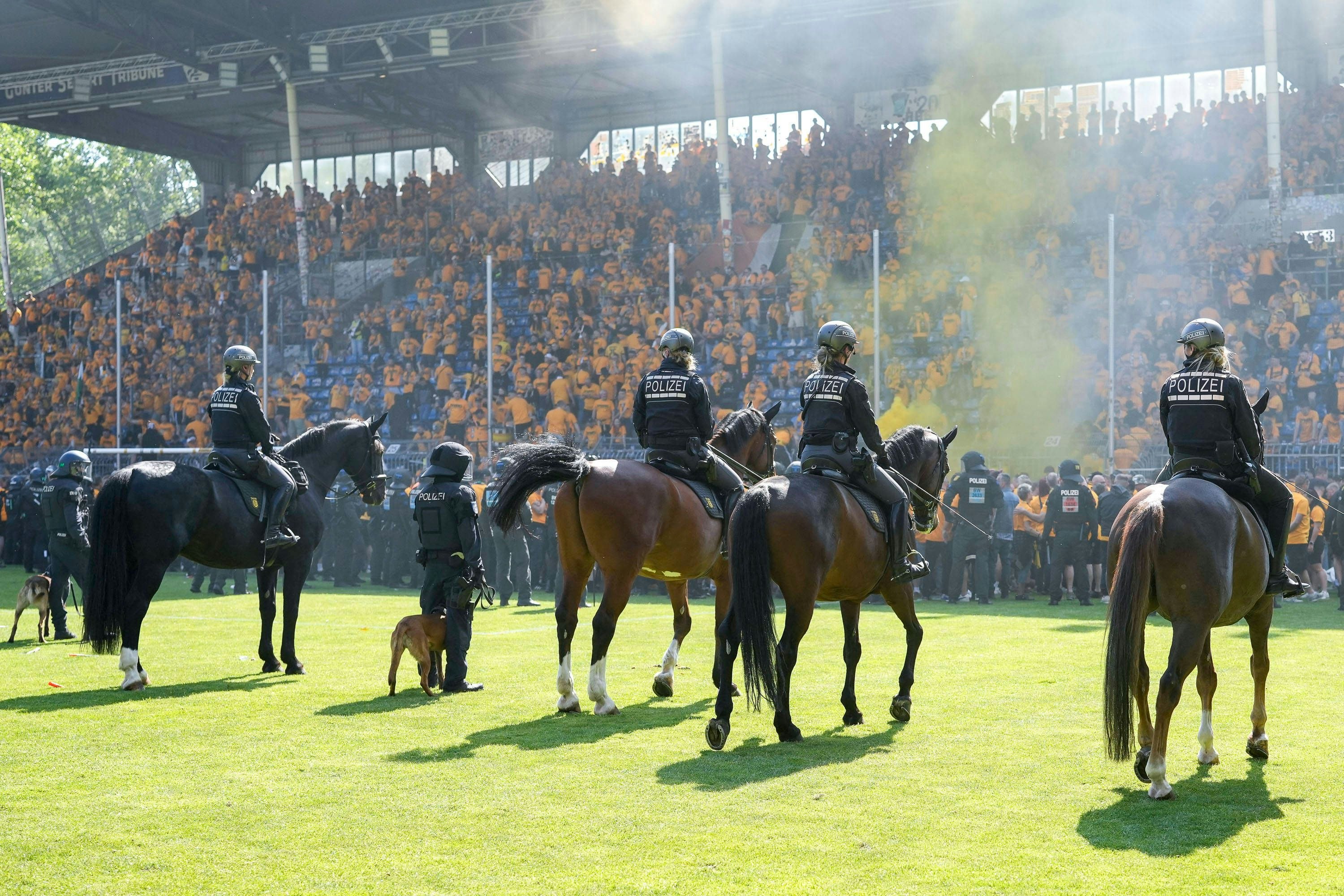 Kosten für Polizeieinsätze: Sollen Fußball-Ligen bald zur Kasse gebeten ...