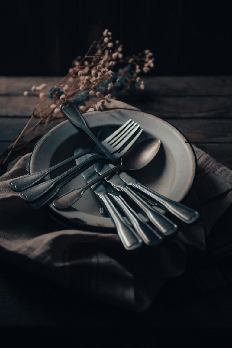 ¿Cómo se acomodan los cubiertos en la mesa? Reglas simples para ser un ...