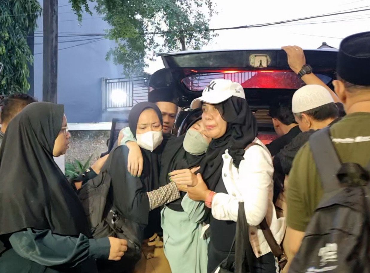 Karina Ranau Lemas, Dipapah 3 Orang Saat Tiba di Rumah Duka Bersama ...