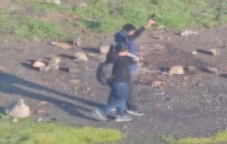 Okulun hemen yanında şok görüntü! Çocuklar tabancayla art arda ateş açtı