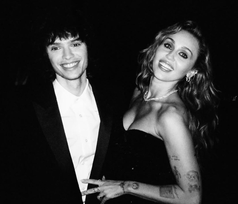 Miley Cyrus y Maxx Morando se comprometen tras cuatro años de relación