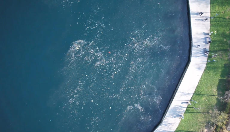 Balat sahilinde olta atan balıkçılar deniz yüzeyinde oluşan kirlilikten ...