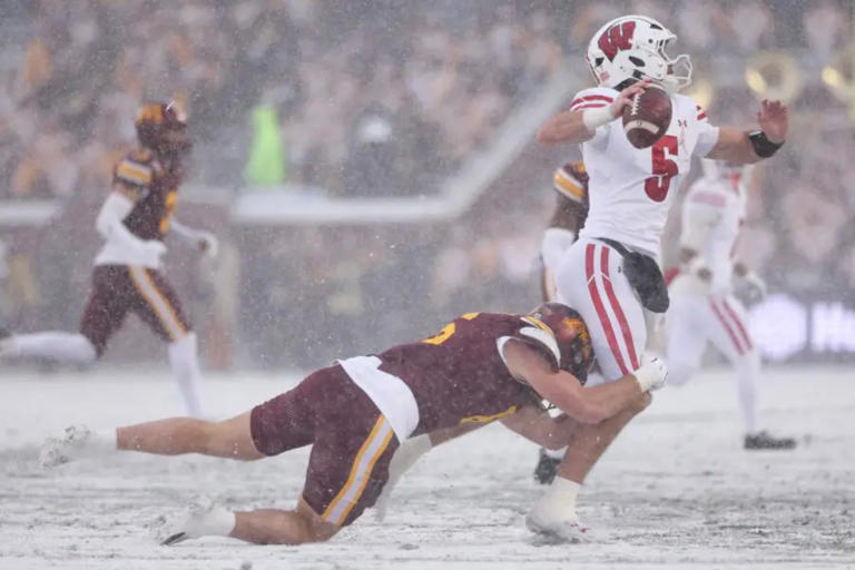 Wisconsin Badgers QB Carter Smith set to navigate uncertain 2026 future
