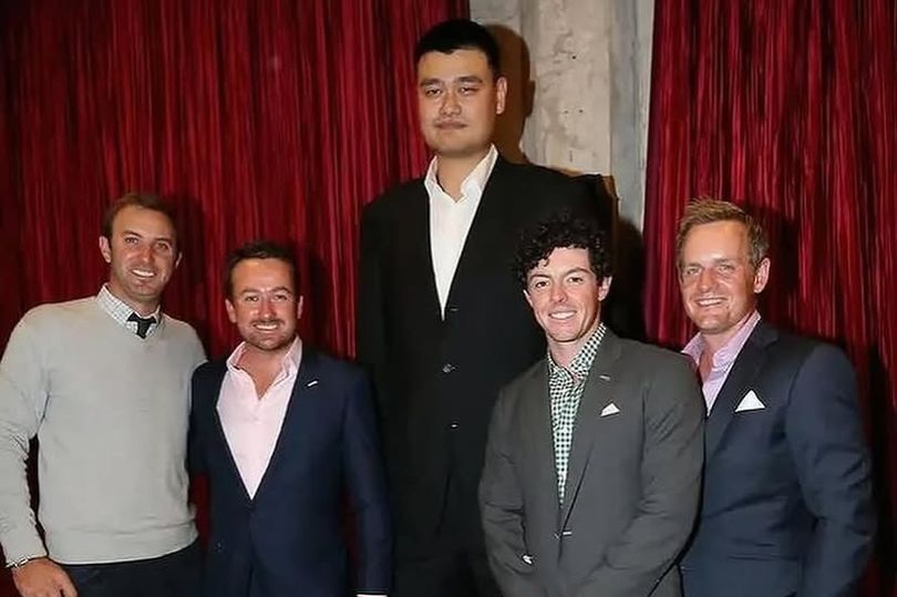 10 photos of NBA legend Yao Ming towering over people in everyday life ...