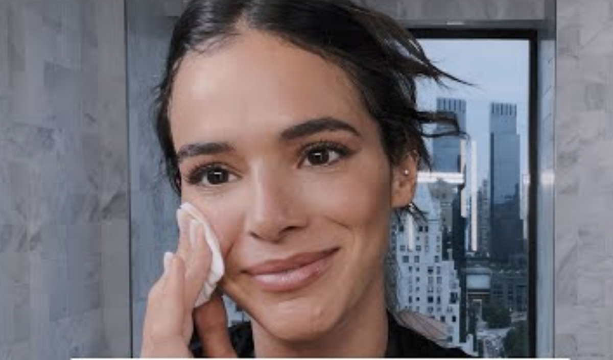 O creme em embalagem azul da Nivea é o primer perfeito para manter o ...