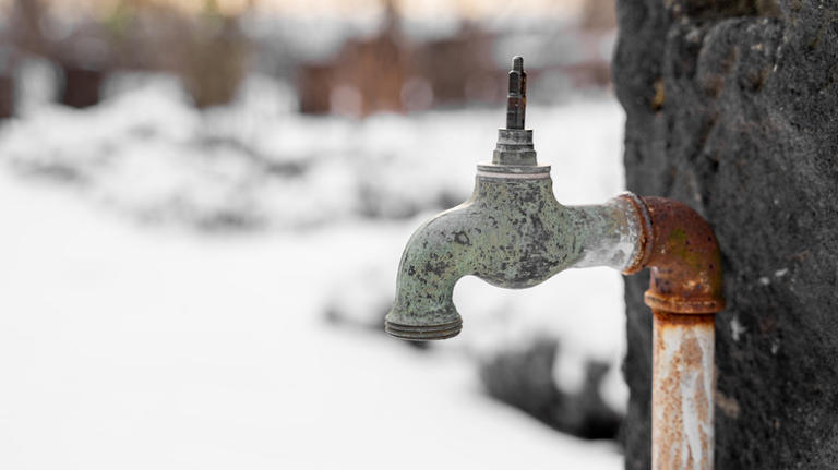 Winterize Your Outdoor Faucet With A Surprising Pool Noodle Hack