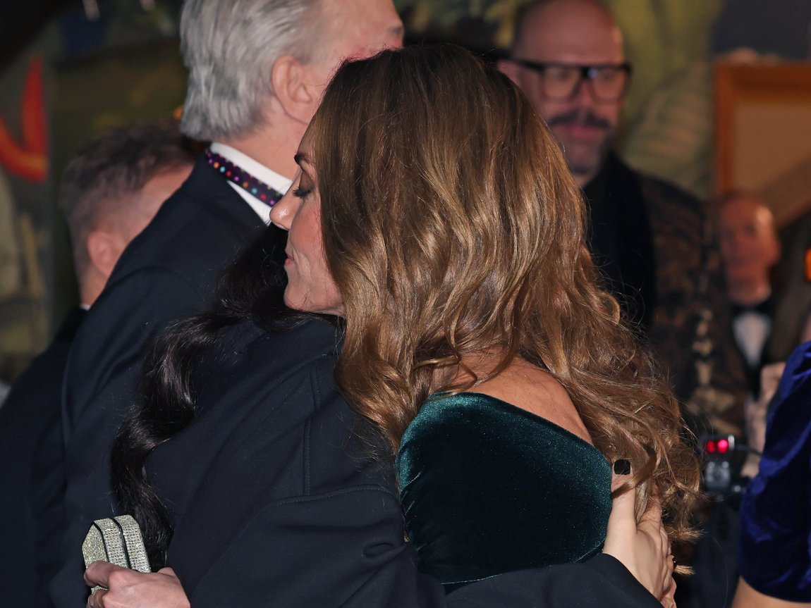 Jessie J and Princess Kate: A hug from mother to mother