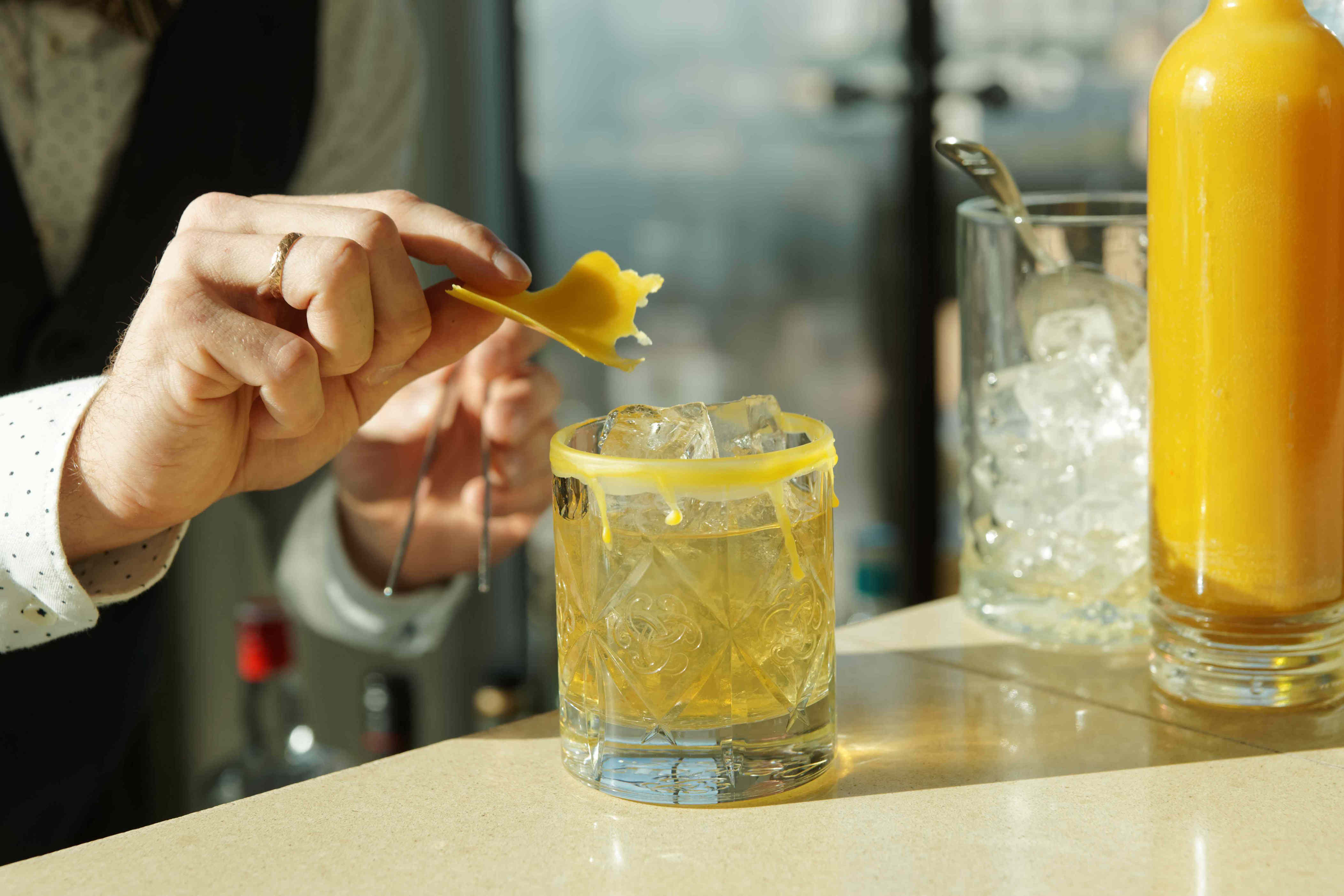 7 things you should absolutely never say to a bartender, according to ...