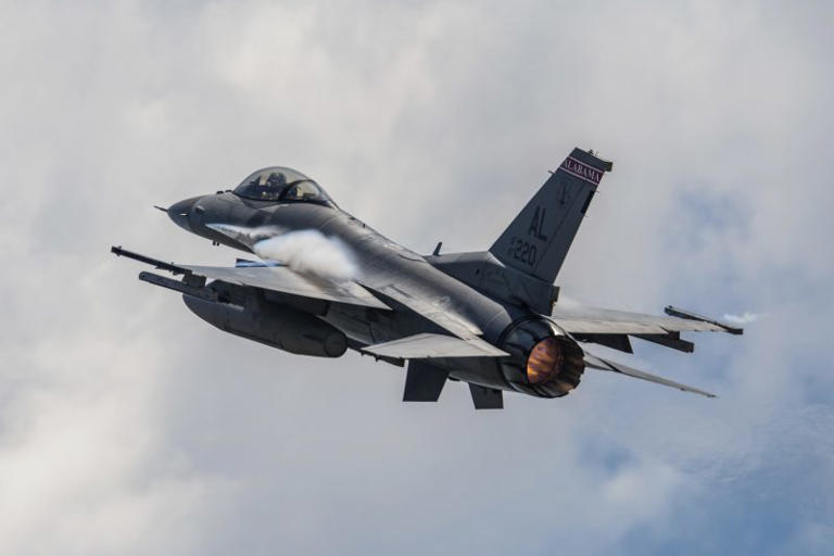 Pilot ejects before F-16 Thunderbird crashes in California