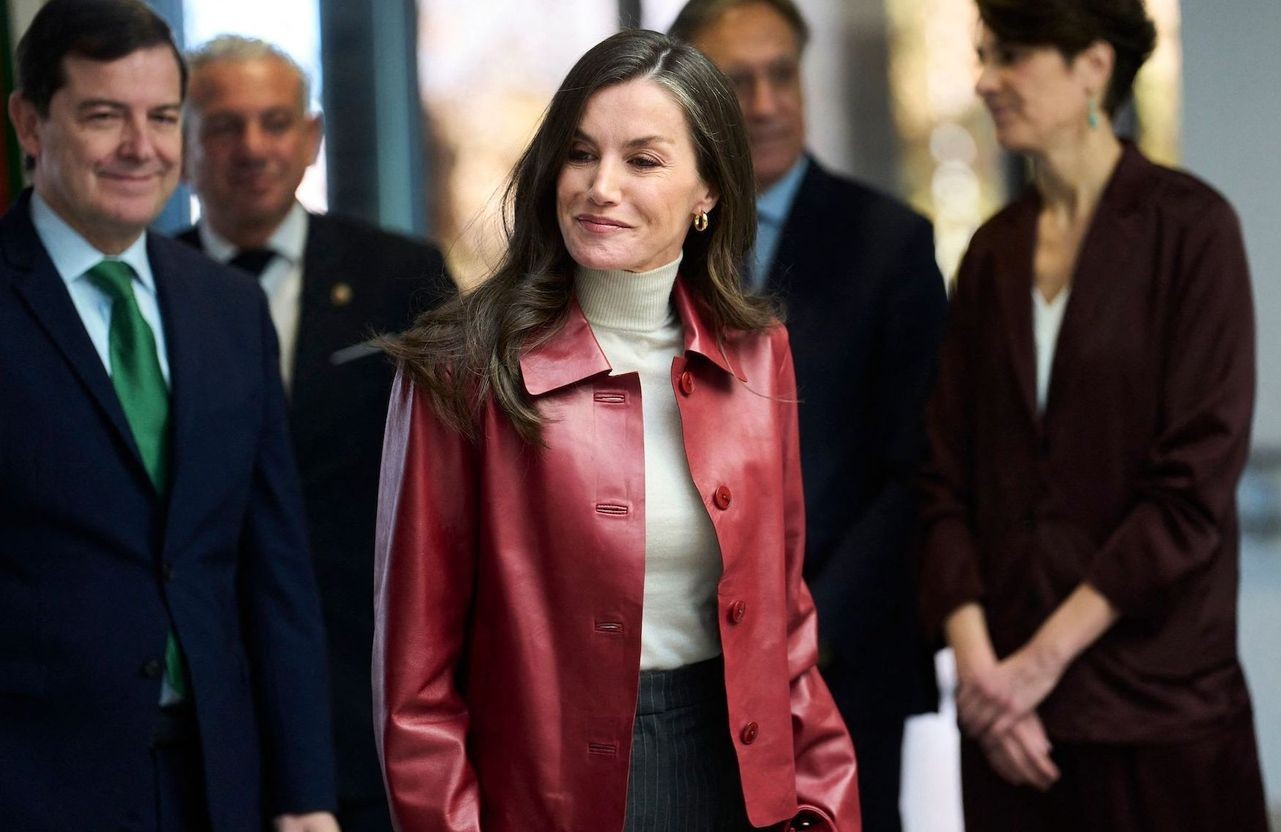 Letizia d’Espagne prouve que le rouge cerise est la couleur la plus ...