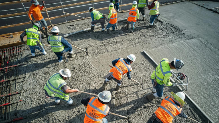 Construction workers cash in on the AI buildout