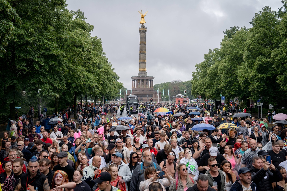 „Rave the Planet“ Parade kehrt 2026 zurück – darum ist sie wichtiger ...