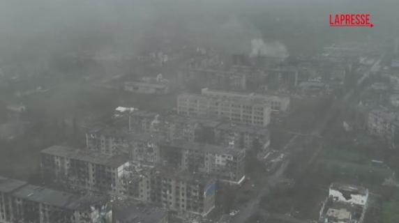 Ucraina, le immagini dal drone di Myrnohrad distrutta e accerchiata dai ...