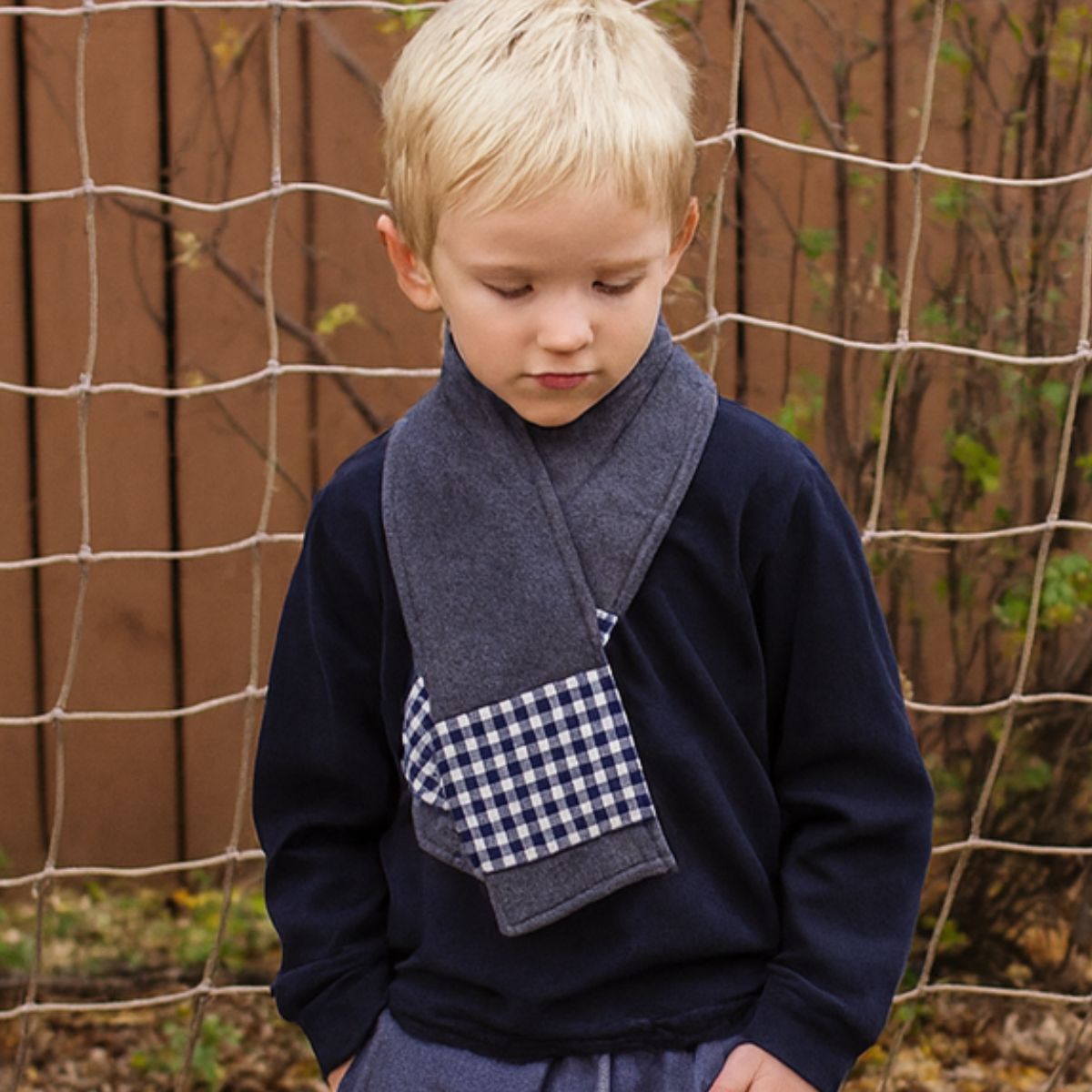 DIY fleece scarf for boys with secret pockets