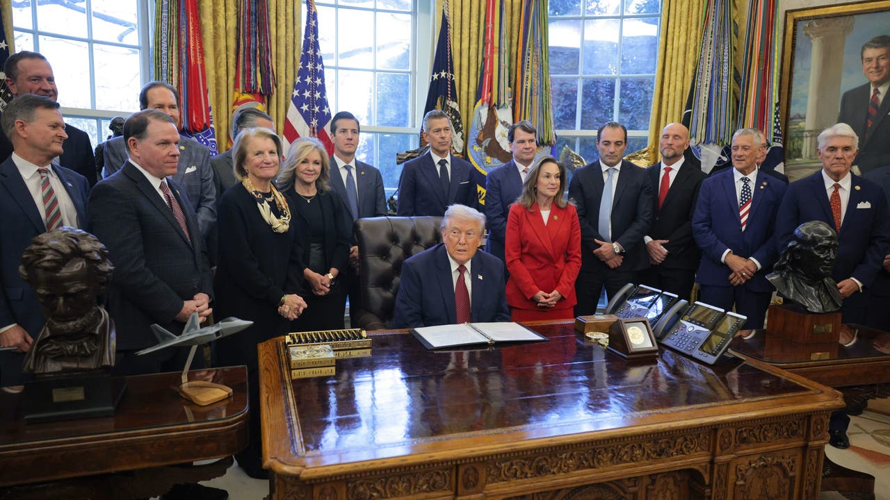 Trump auto industry plan announced, scuttling Biden era mileage ...