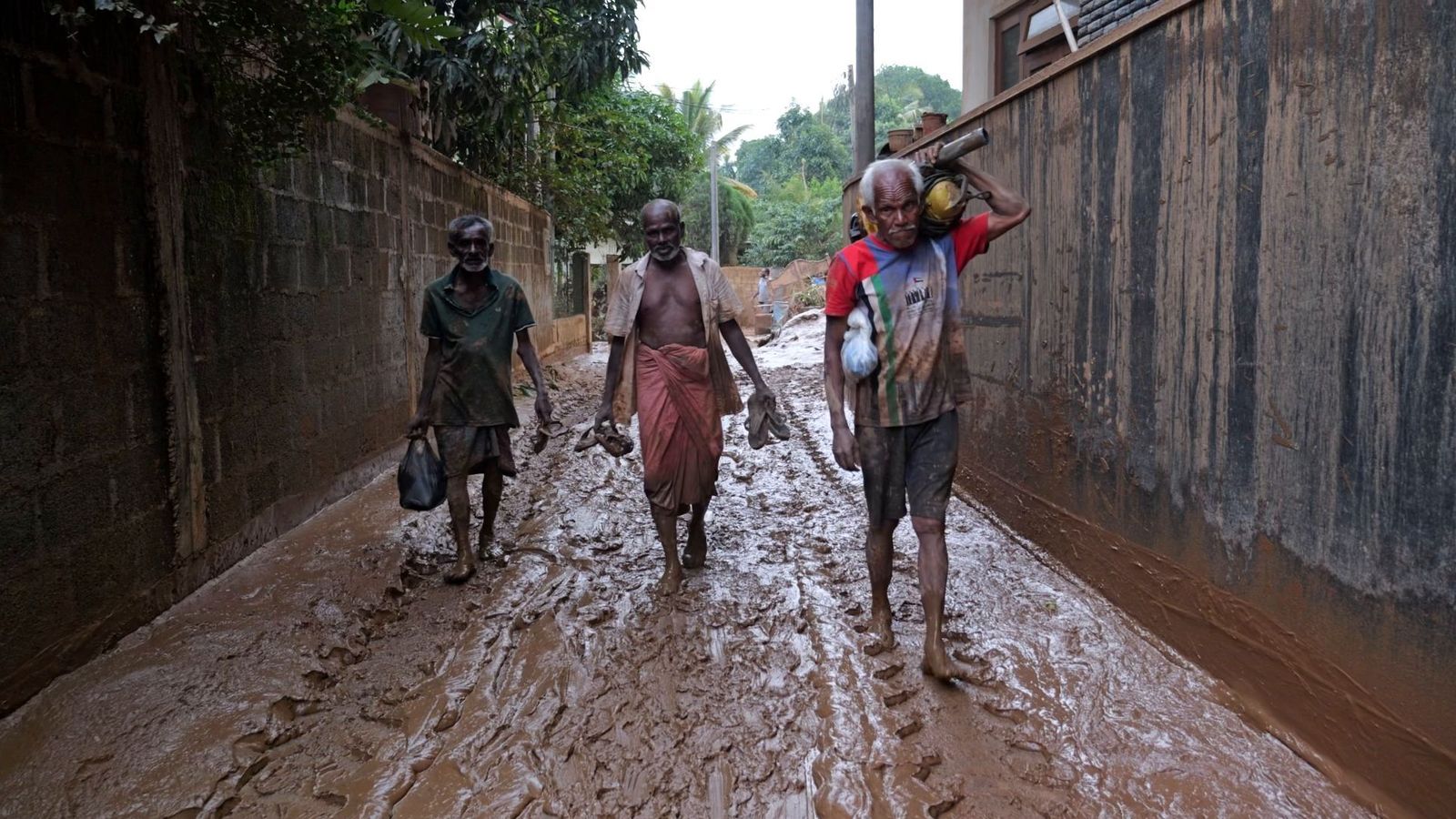 Sri Lanka: Wading through mud to remove bodies