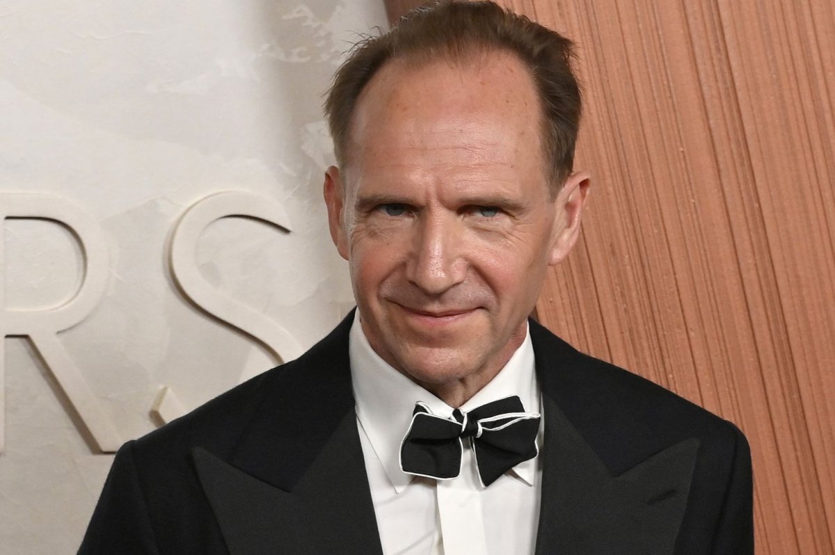 Watch: Ralph Fiennes seeks to treat infection in '28 Years Later: The ...