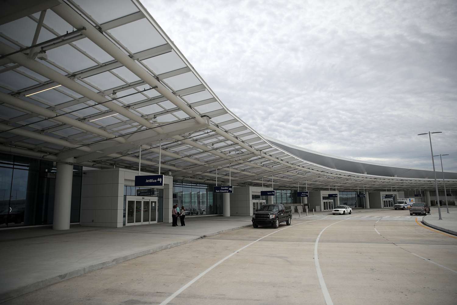 Man couldn’t pay for airport parking. Then he allegedly called in a ...