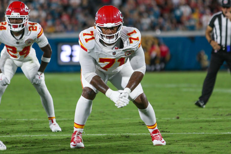Chiefs place Josh Simmons on IR amid continuing offensive line struggles