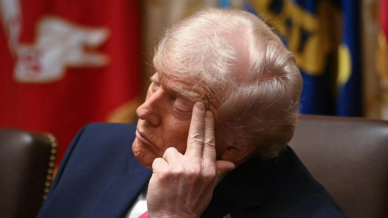 Do videos show Trump falling asleep during cabinet meeting?