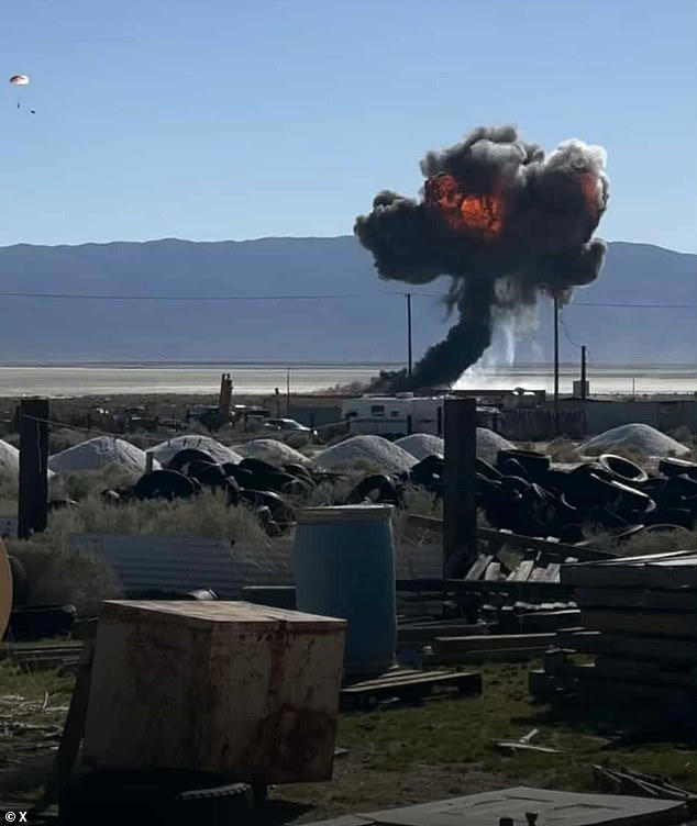 Chaos as US Air Force F-16 fighter jet crashes near California's Death ...