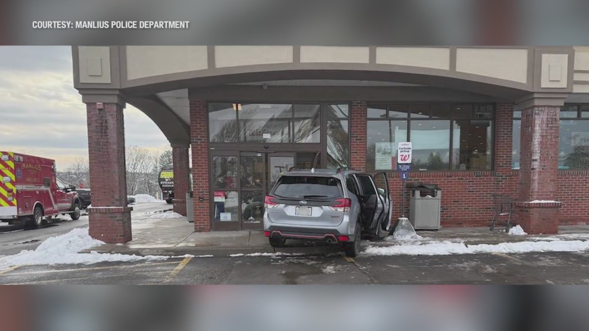Car hits Walgreens in Manlius