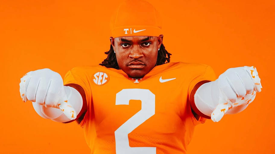 Jordan Carter signs with Tennessee football