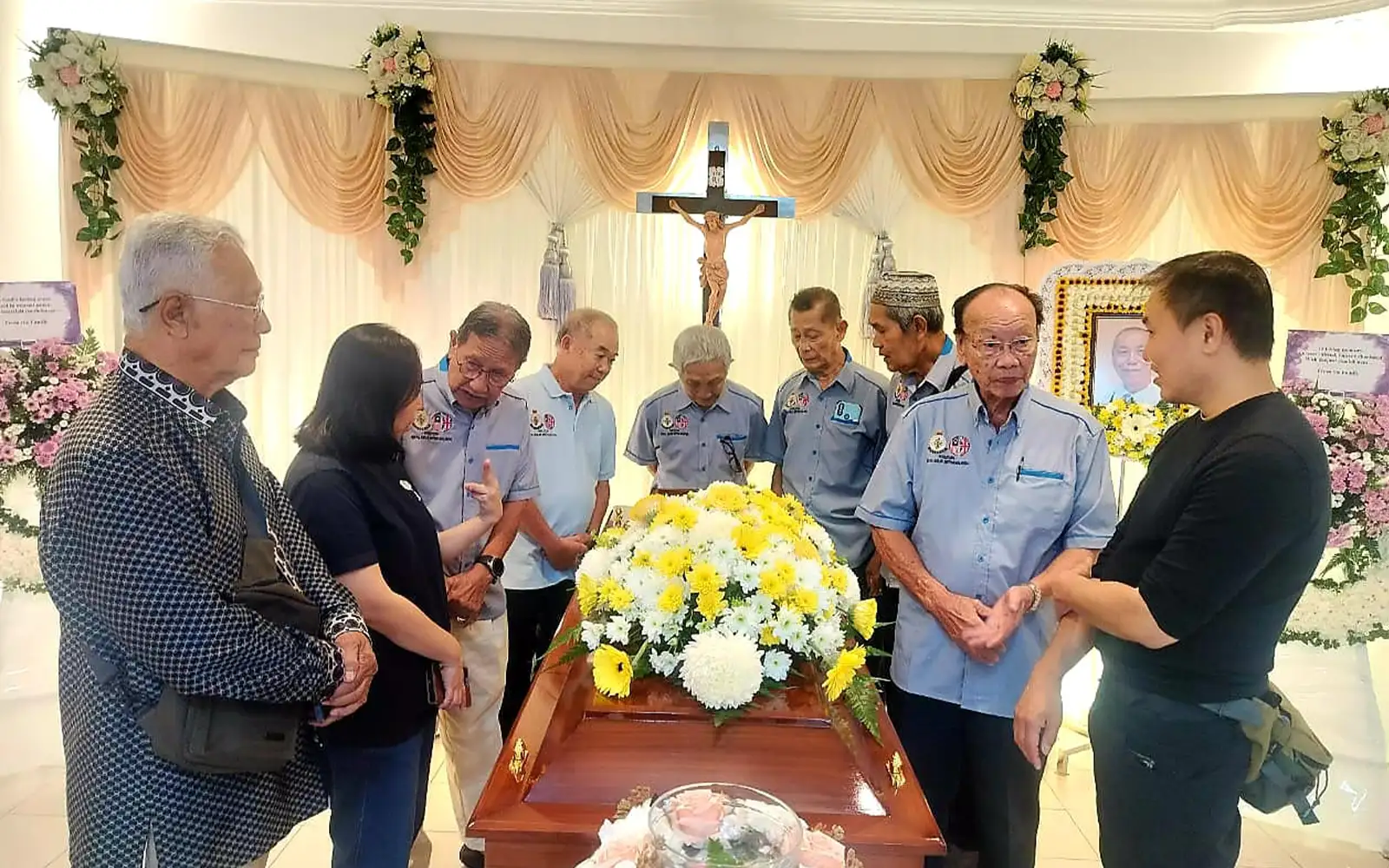 Heartfelt 'last salute' to ex-British army veteran Joseph Scully