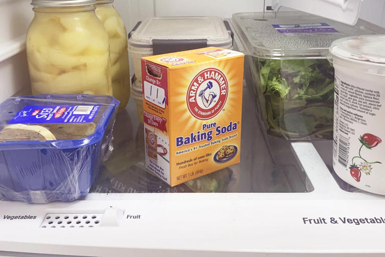 How to use baking soda in the fridge to eliminate funky odors