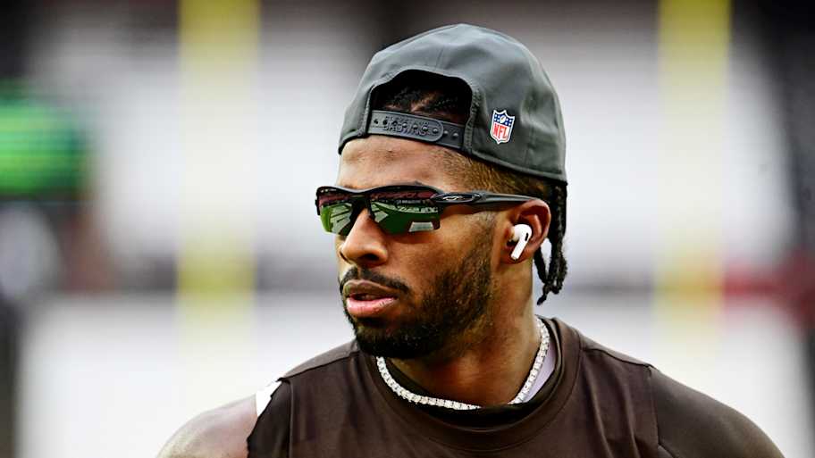 Shedeur Sanders shows NFL-ready leadership amid viral moment with Jerry ...