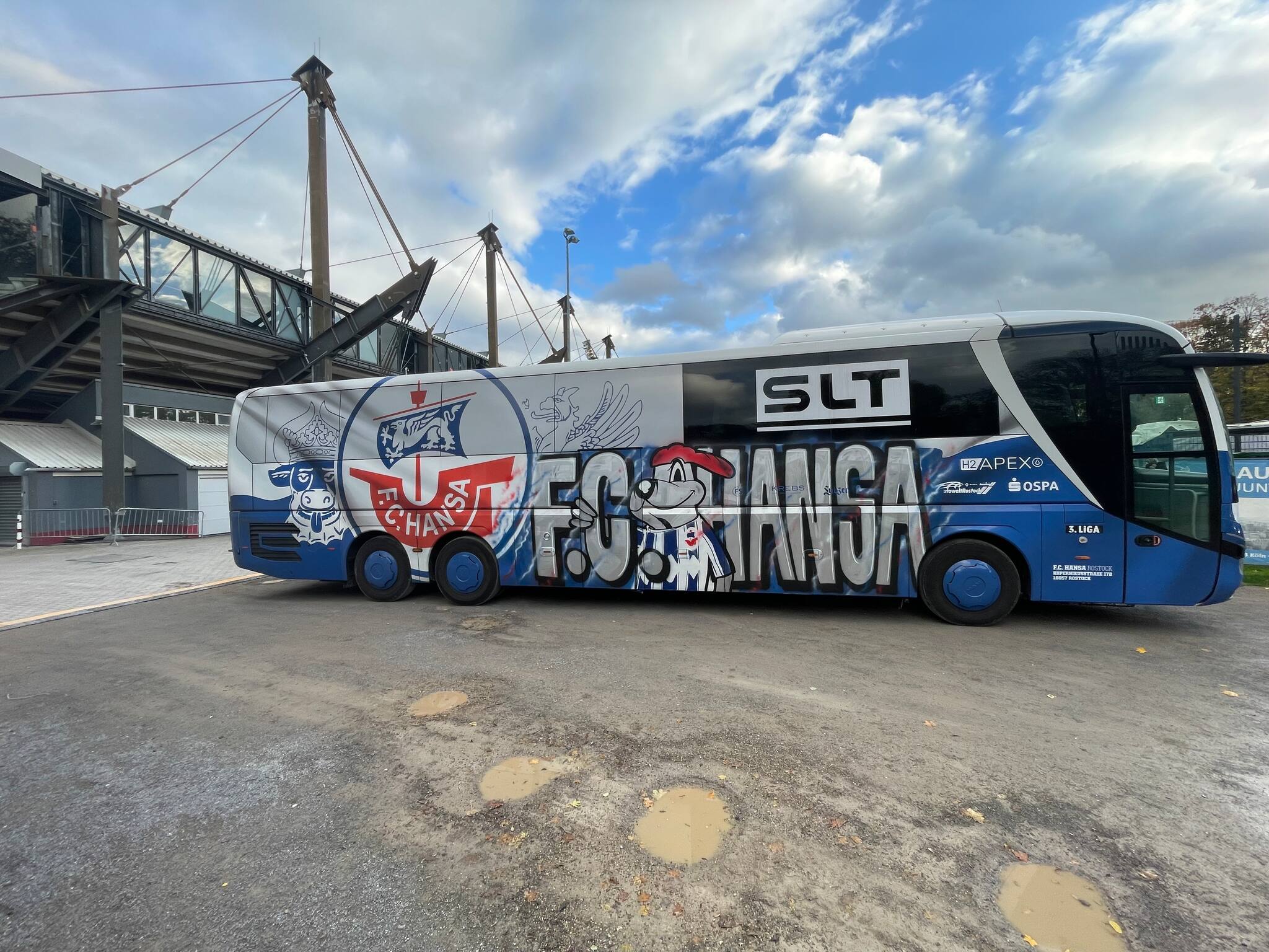 Hansa Rostock derzeit ohne eigenen Mannschaftsbus unterwegs: Das steckt ...