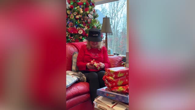 Surprise Paris trip for mom after a year of studying French