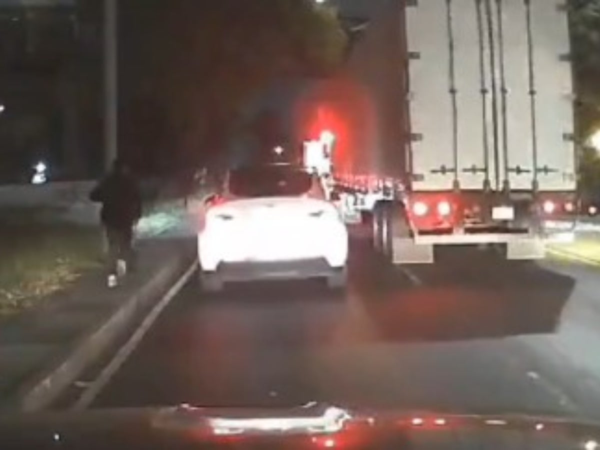 Captan asalto a automovilista en lateral del Periférico, CDMX