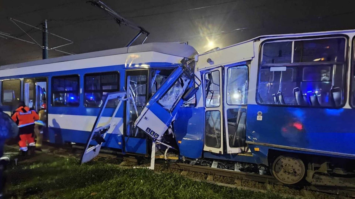 Zderzenie tramwajów w Krakowie. 2 osoby walczą o życie, ponad 30 ...