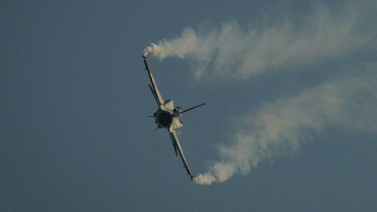 F-16 Thunderbird crash: USAF issues update on pilot involved in ...
