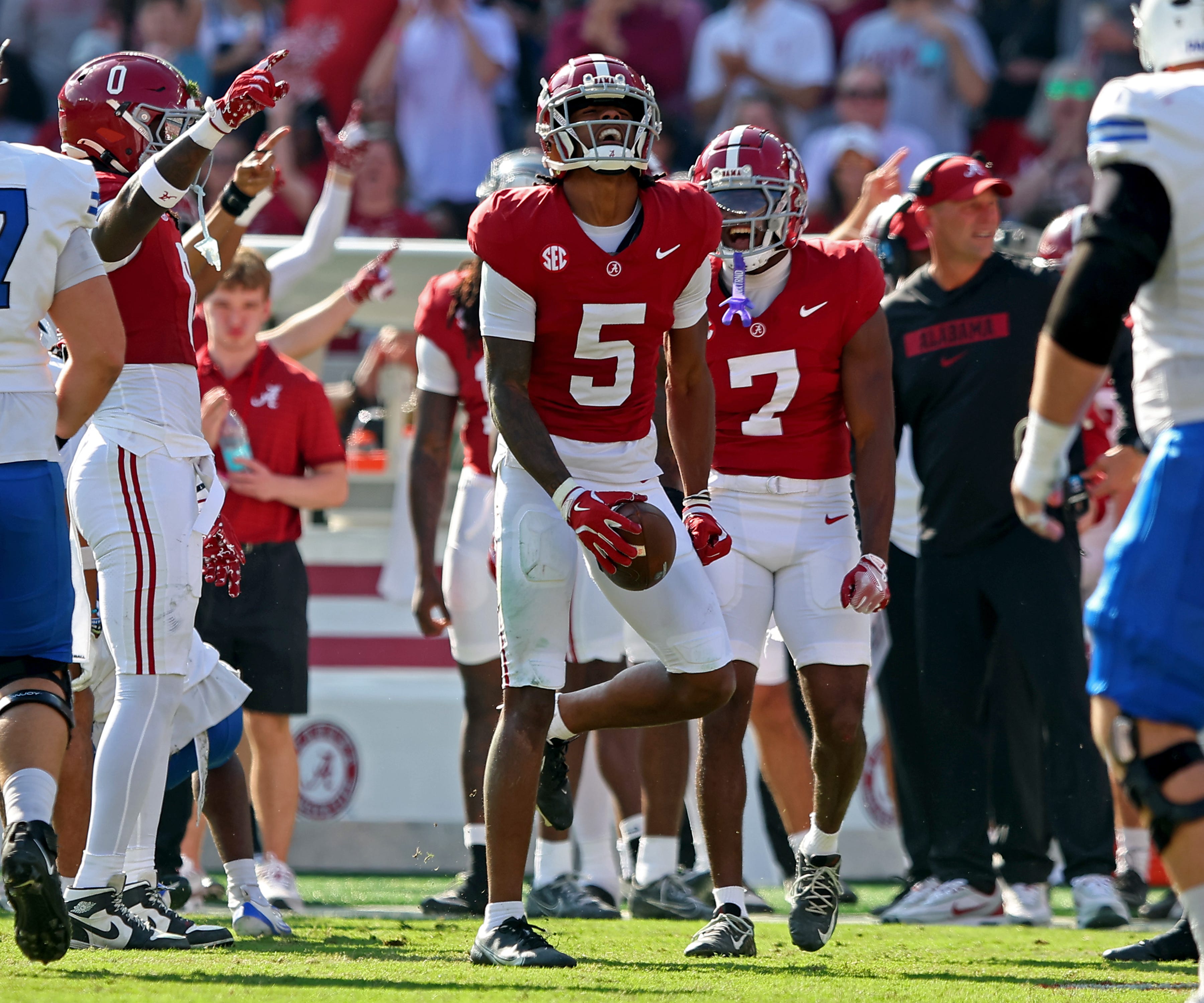 Alabama's Dijon Lee Jr. named finalist for 2025 Shaun Alexander Award