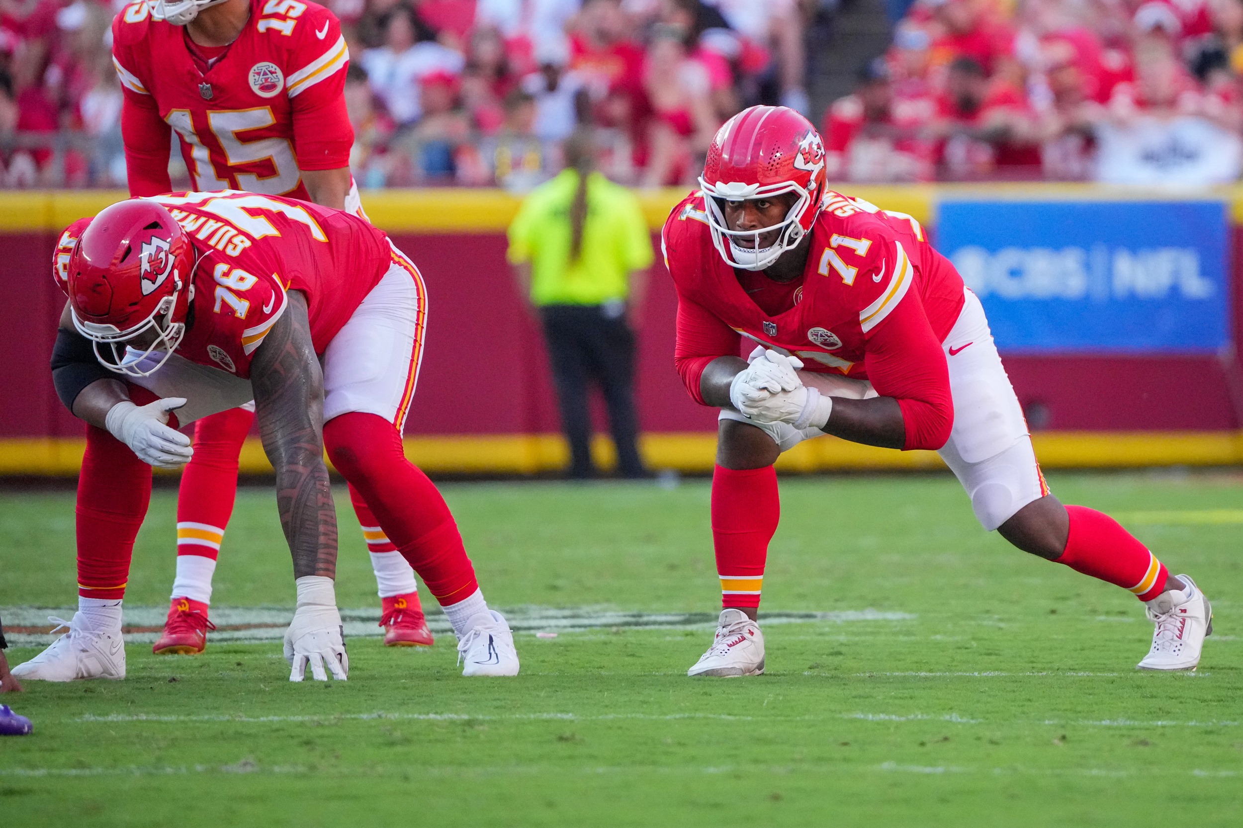 Chiefs LT Josh Simmons suffers dislocated and fractured wrist