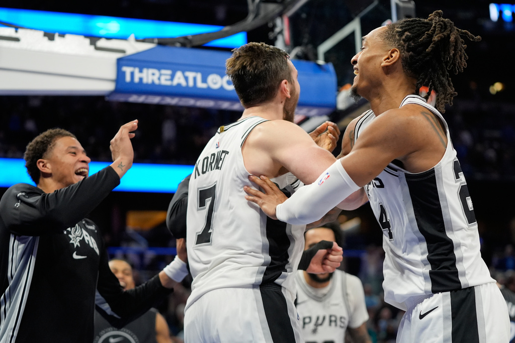 Kornet blocks Wagner's last-second layup as Spurs hold off Magic, 114-112