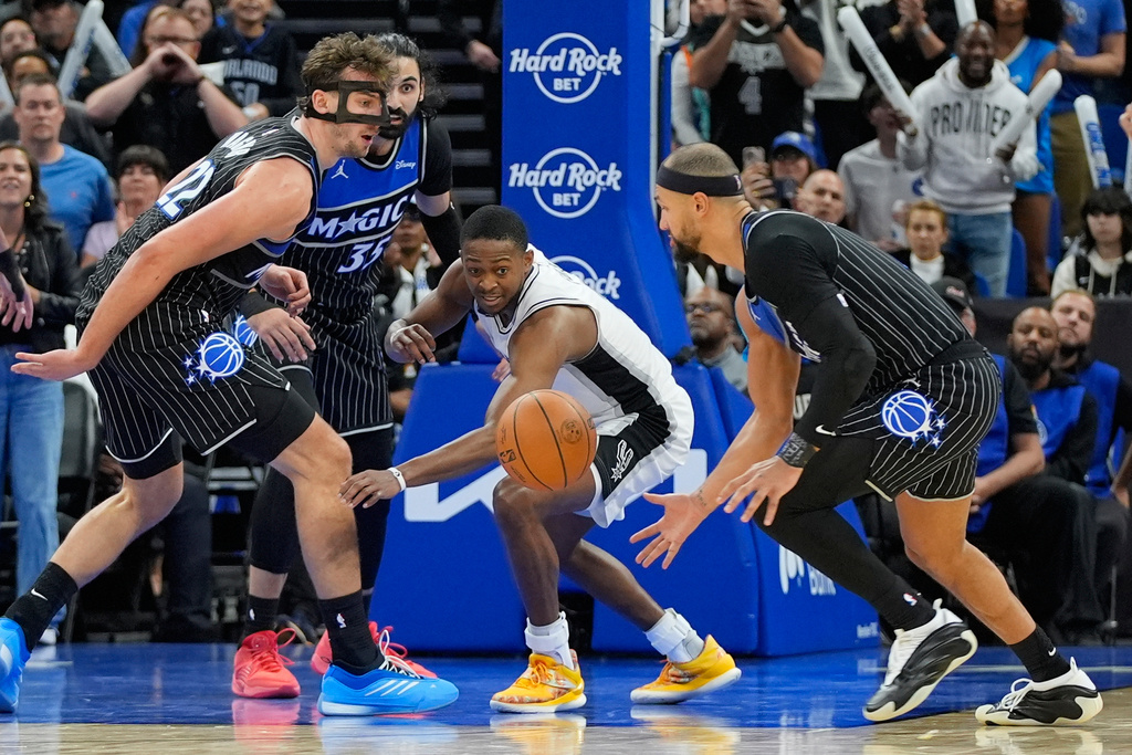 Kornet blocks Wagner's last-second layup as Spurs hold off Magic, 114-112