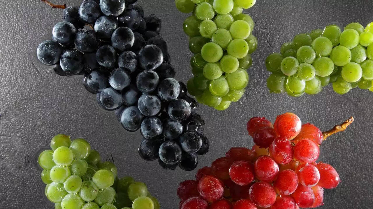 Green vs black vs red grapes: Which variety offers the most nutritional ...