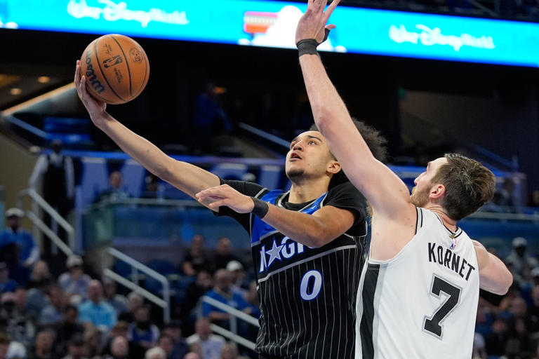 Kornet blocks Wagner's last-second layup as Spurs hold off Magic, 114-112