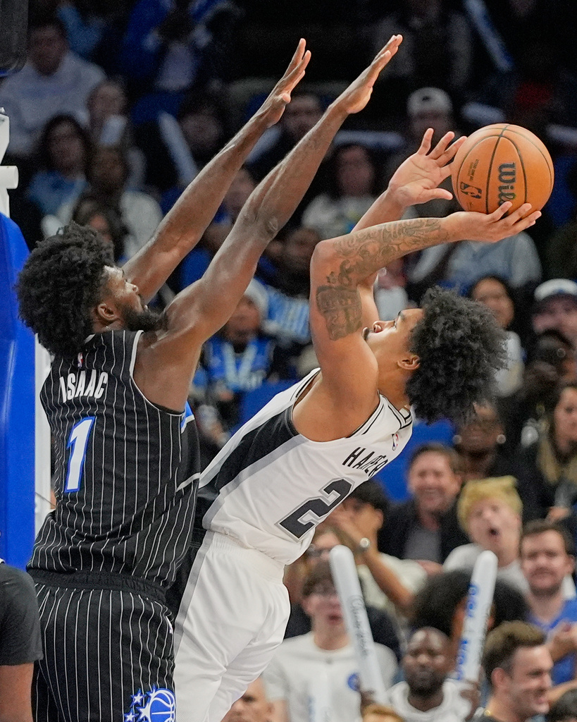 Kornet blocks Wagner's last-second layup as Spurs hold off Magic, 114-112
