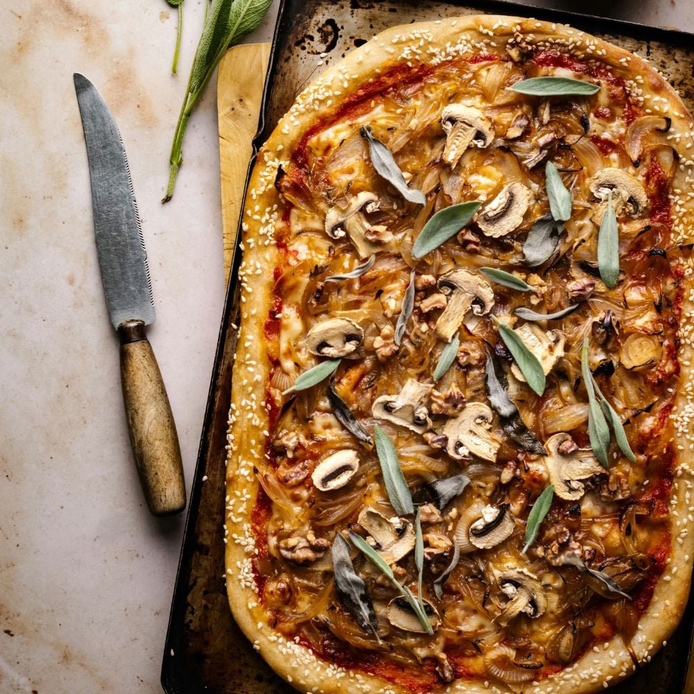 Vegetarian πίτσα ή τάρτα με καραμελωμένα κρεμμύδια, μανιτάρια και καρύδια