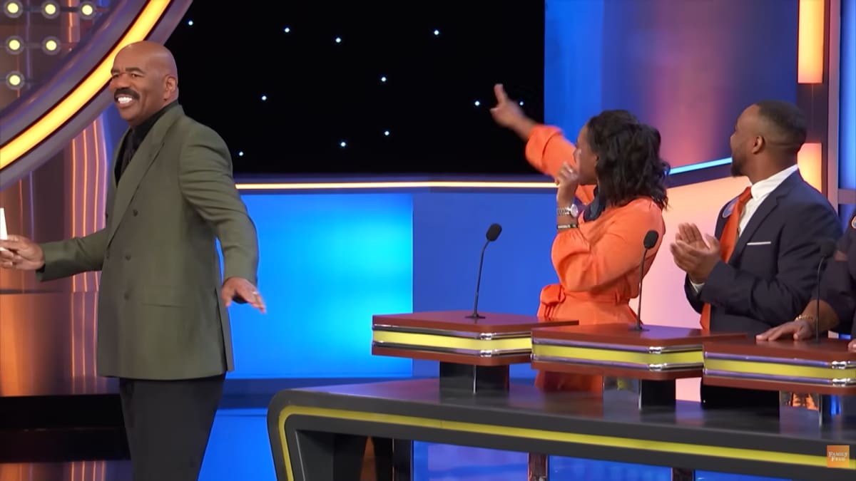 'Family Feud' host Steve Harvey gives contestant a fist bump after ...