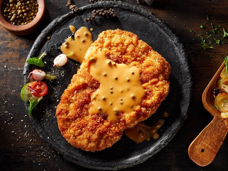 Schnitzel mit cremiger Senfsoße und pikanten grünem Pfeffer
